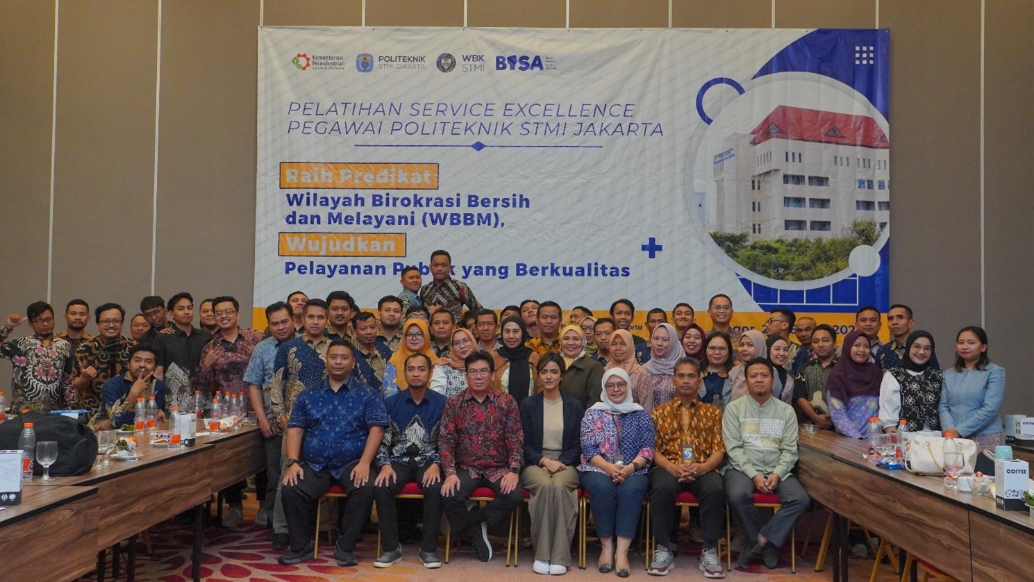 Pelatihan Service Excellence Tenaga Kependidikan Politeknik STMI ...